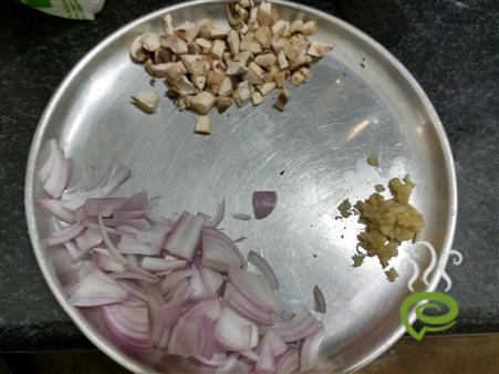 Baked Mushroom Samosa Recipe - pachakam.com