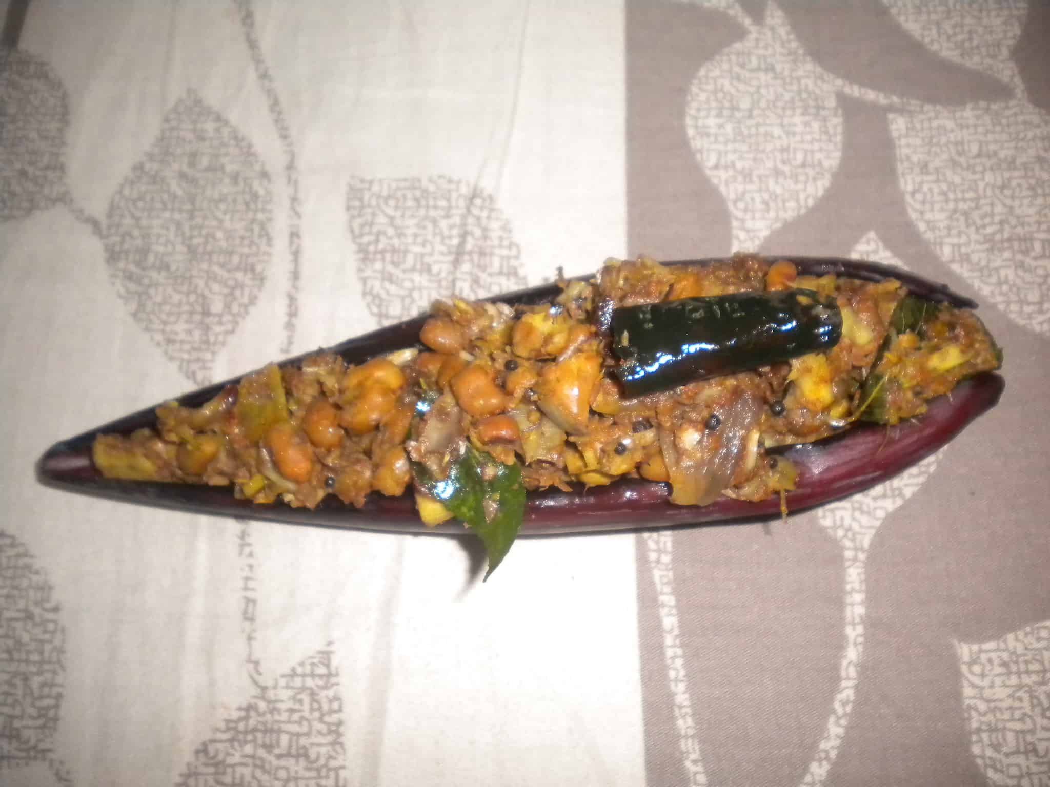 Vanpayar Vazhaipoo Thoran Recipe - pachakam.com